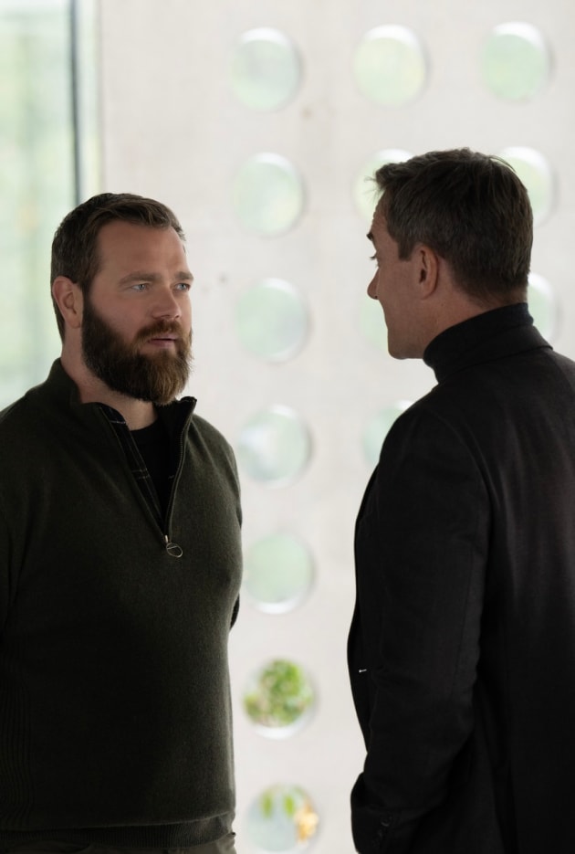 Tom with a Local - Succession Season 4 Episode 5 - TV Fanatic