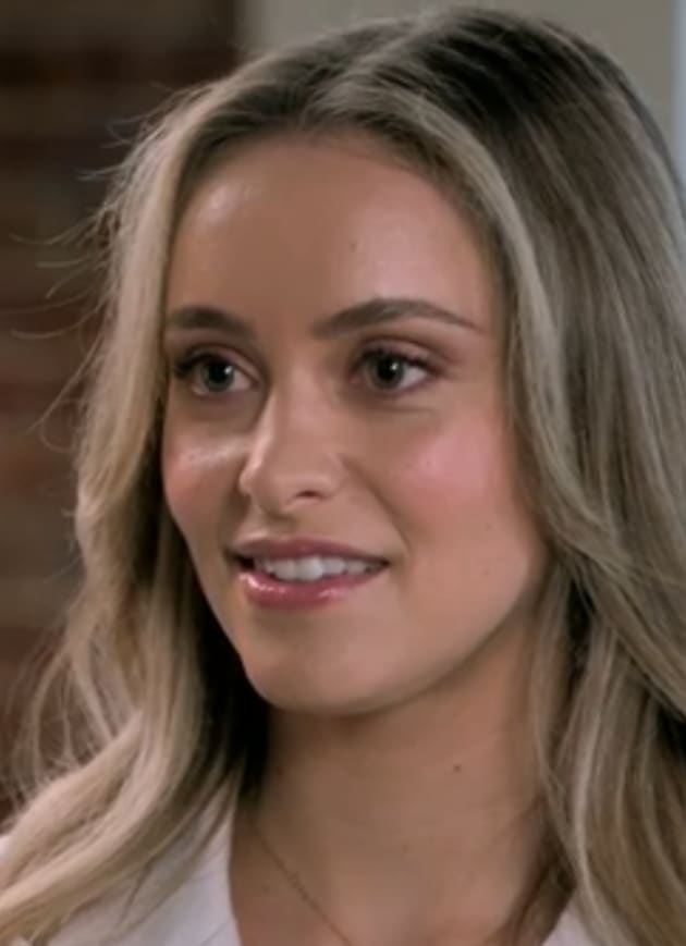 Krista Faces Pressure - Neighbours - TV Fanatic