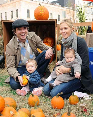 Matthew Settle, Kelly Rutherford Play with the Kids - TV Fanatic